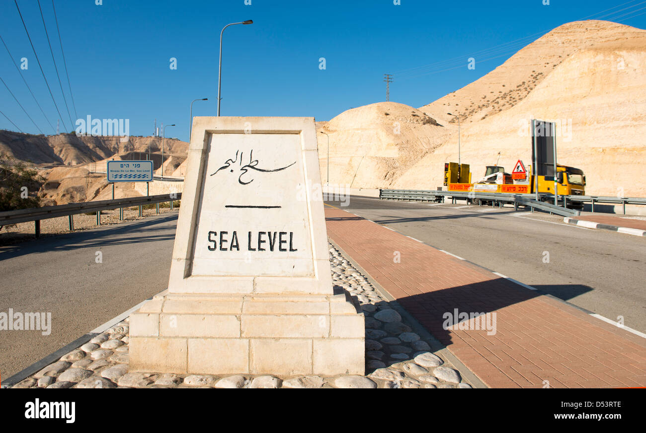 sea level mark on the road to the dead sea, israel Stock Photo - Alamy