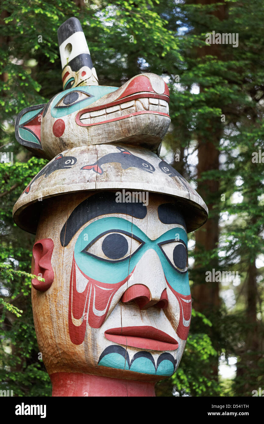 Totem pole native american bear hi-res stock photography and images - Alamy