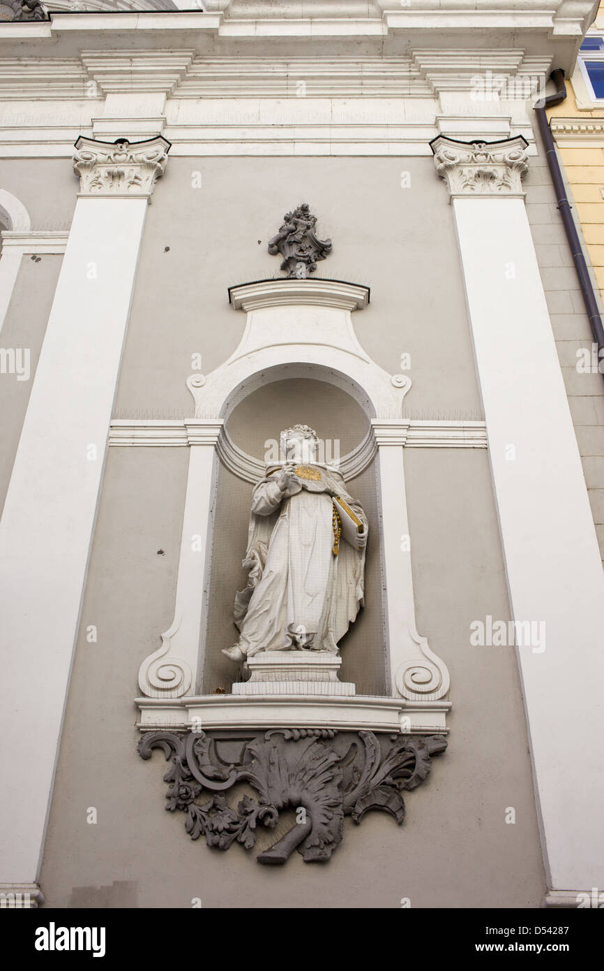 Niche with statue hi-res stock photography and images - Alamy