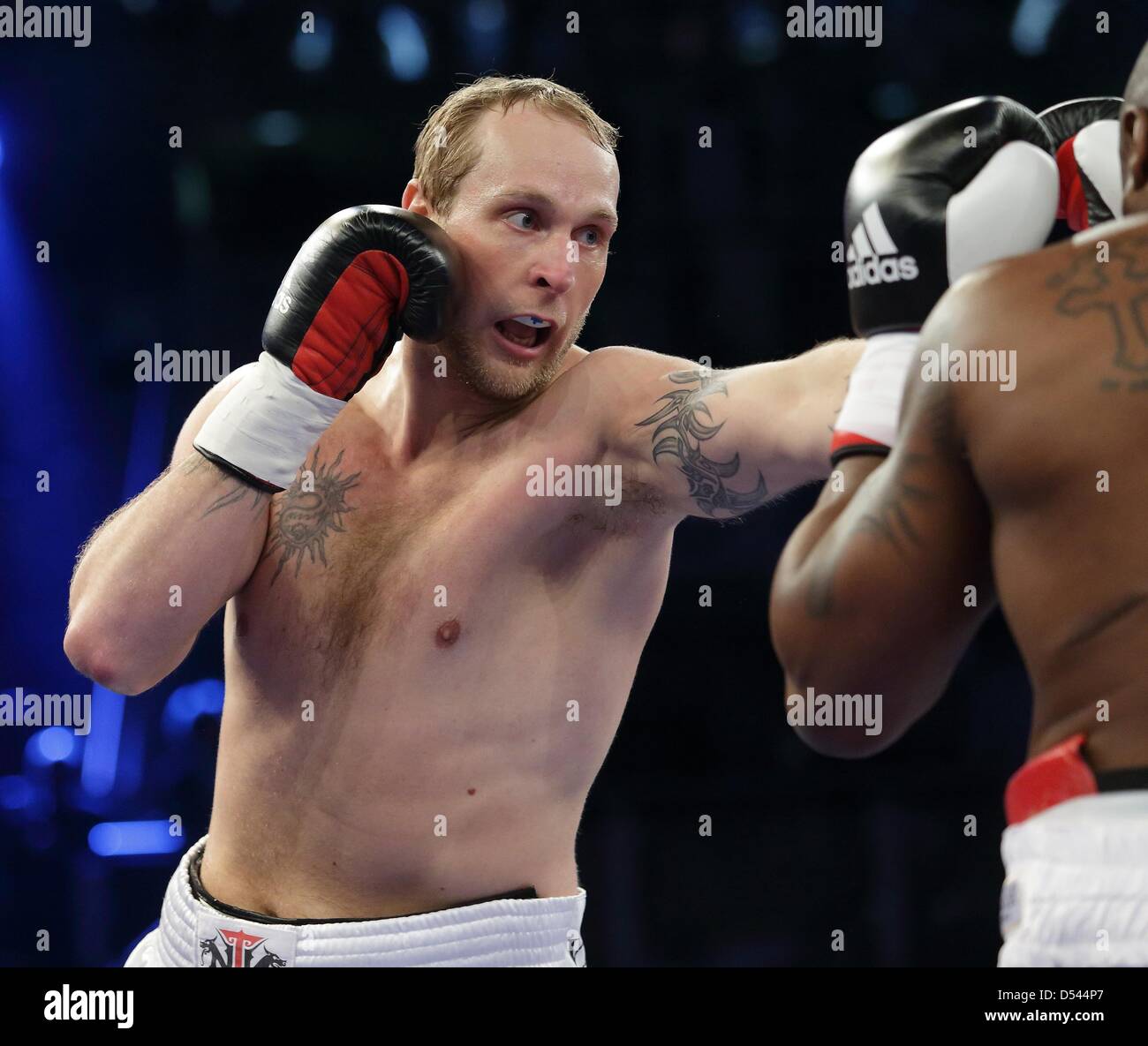 Finish boxer Robert Helenius in action against British boxer Michael ...