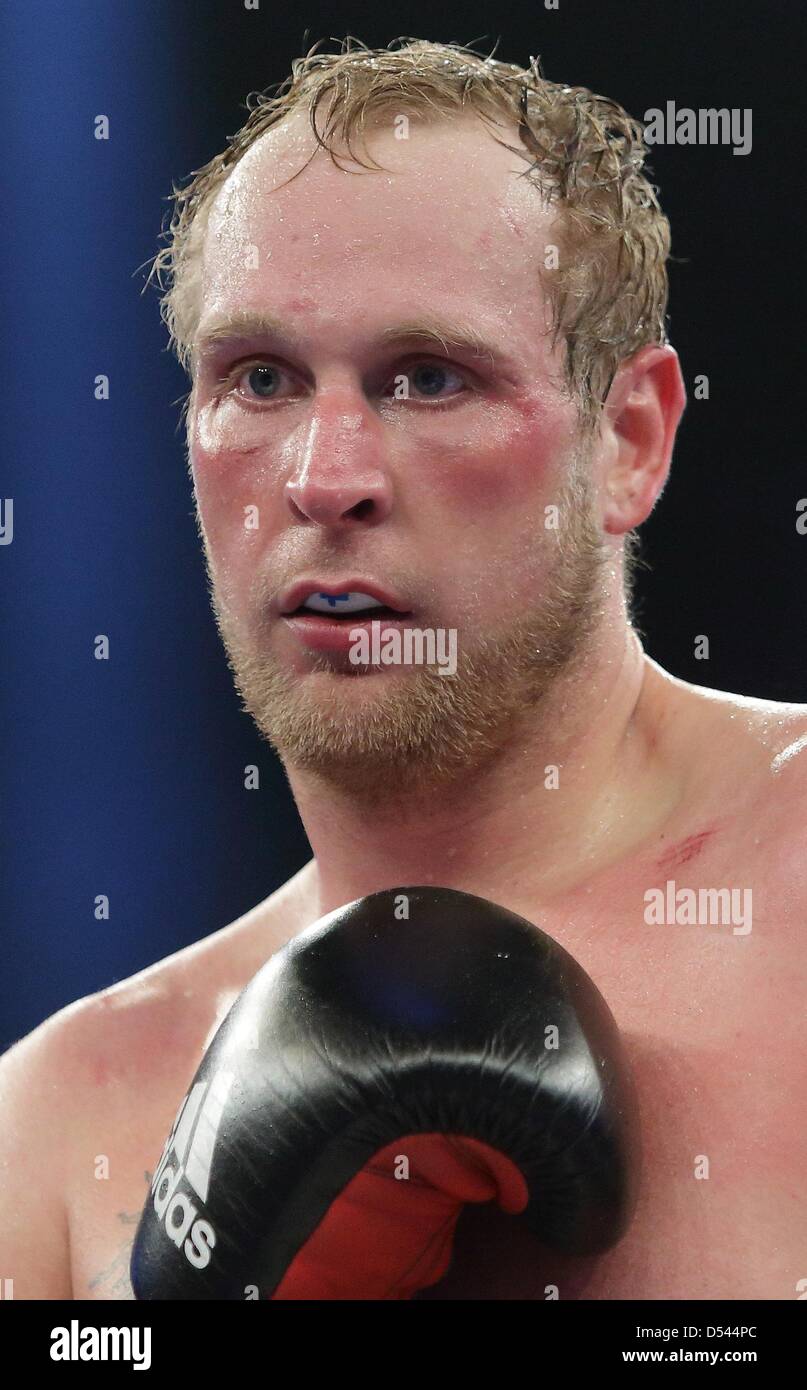 Finish boxer Robert Helenius in action against British boxer Michael ...