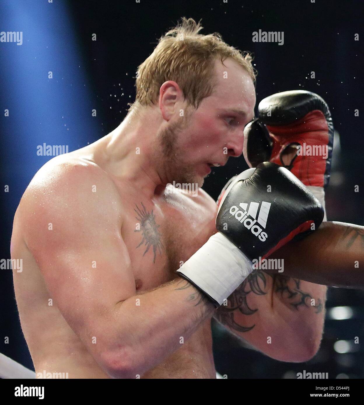 Finish boxer Robert Helenius in action against British boxer Michael ...