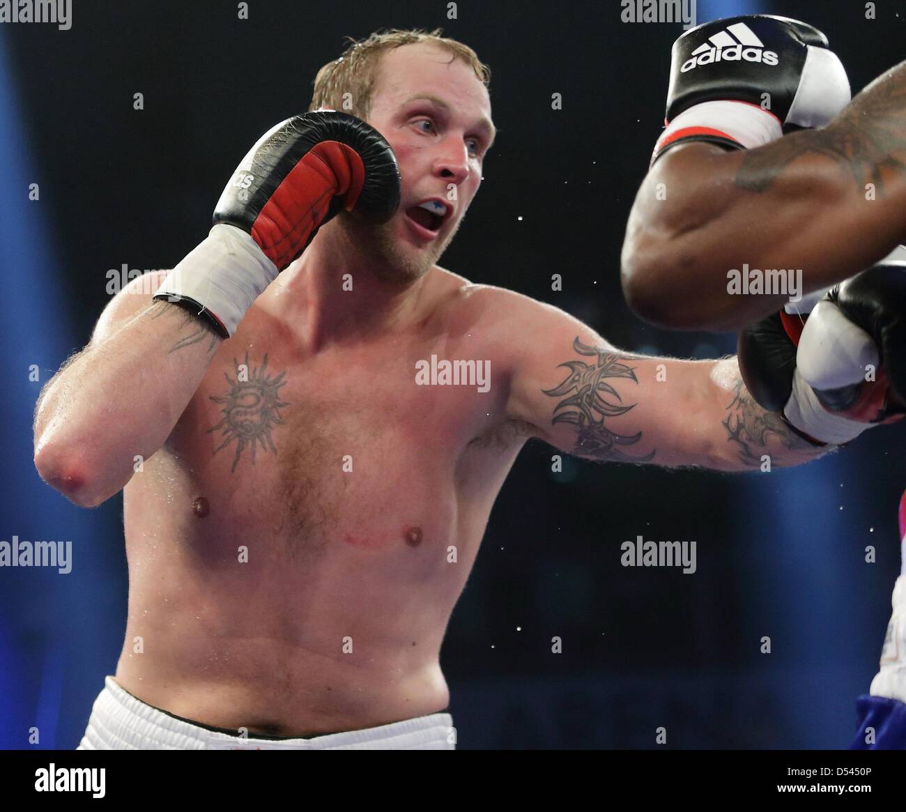 Finish boxer Robert Helenius in action against British boxer Michael ...