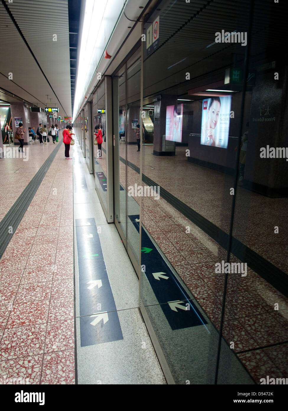 Hong Kong's MTR station platform Stock Photo - Alamy