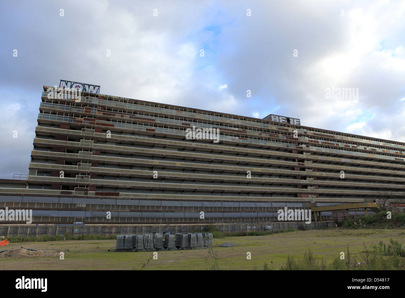 The Heygate Estate lies derelict and waits for demolition Stock Photo ...