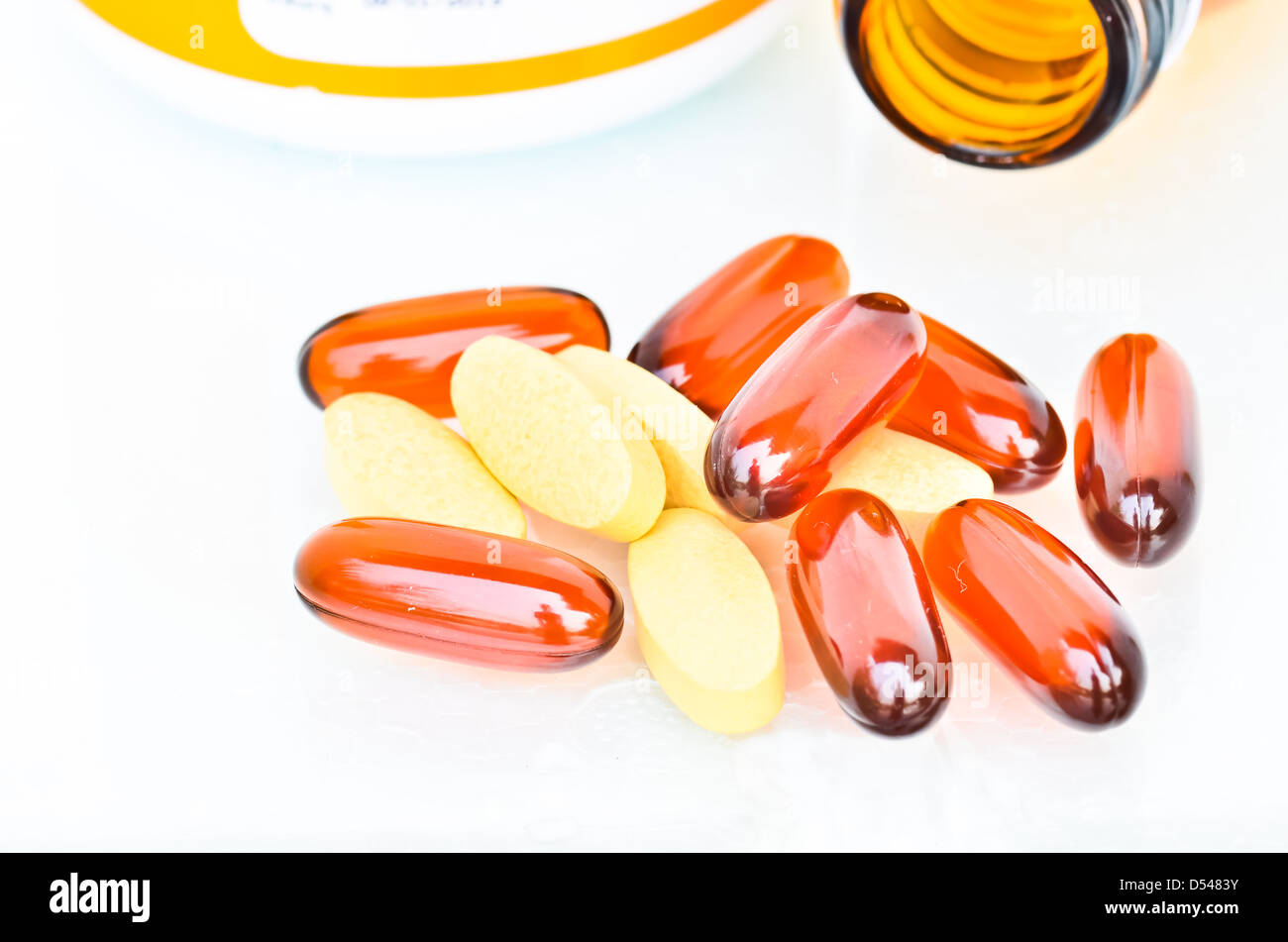Clear yellow pills hi-res stock photography and images - Alamy