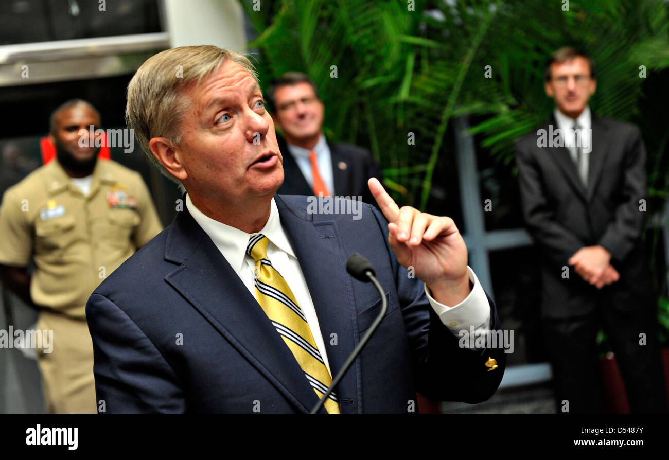 Senator Lindsey Graham addresses SPAWAR employees during a visit to ...