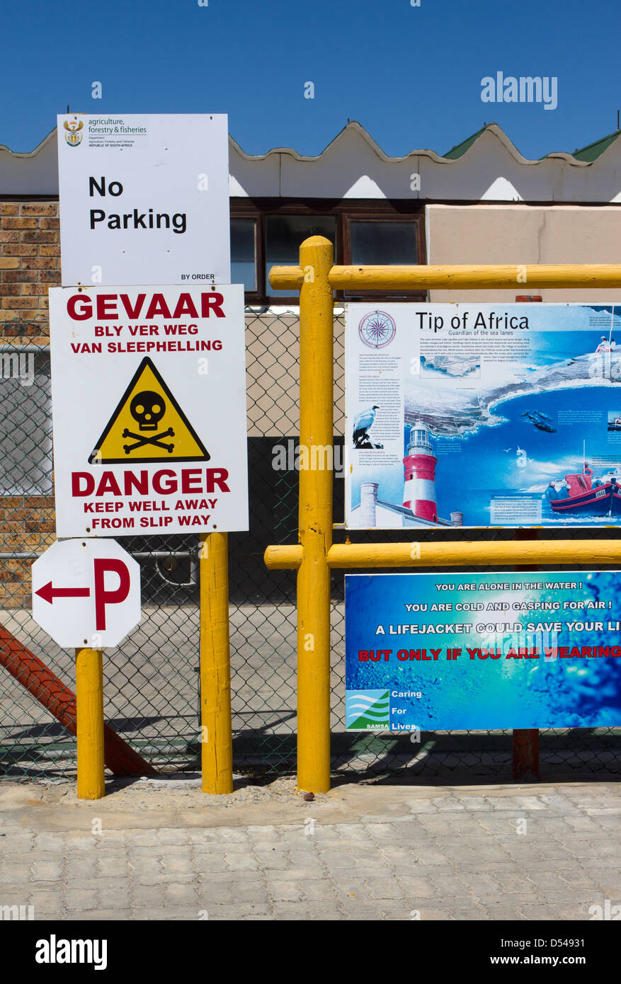 Blue parking signs hi-res stock photography and images - Alamy