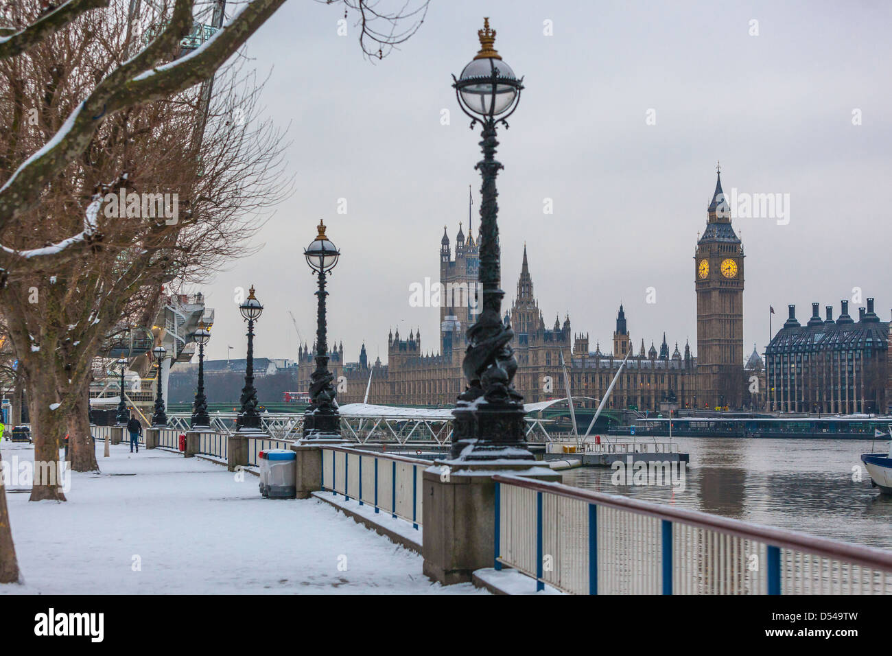 Snowy london hi-res stock photography and images - Alamy