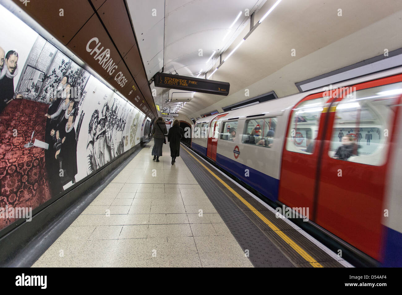 Charing cross station platform hi-res stock photography and images - Alamy