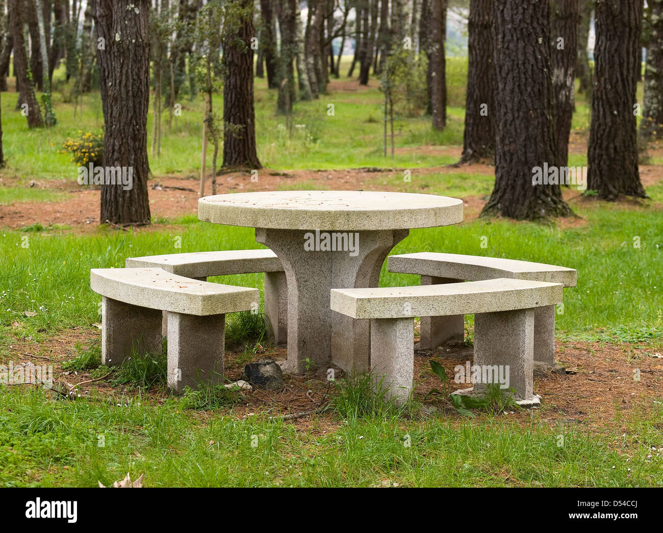 Table and benchs in a park. An outdoor scene Stock Photo - Alamy
