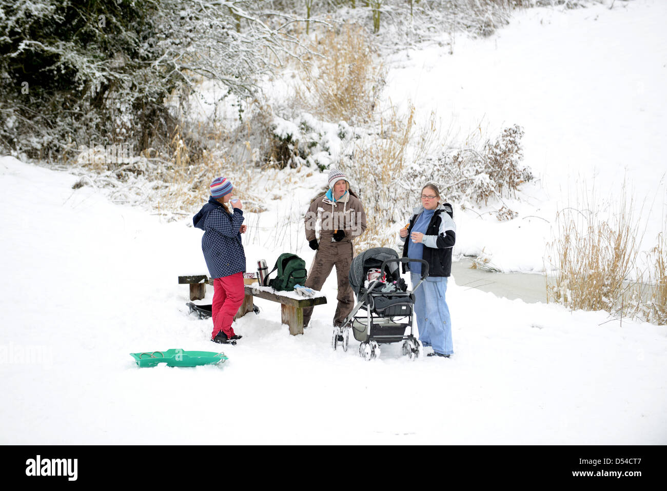 Women in snow hi-res stock photography and images - Alamy