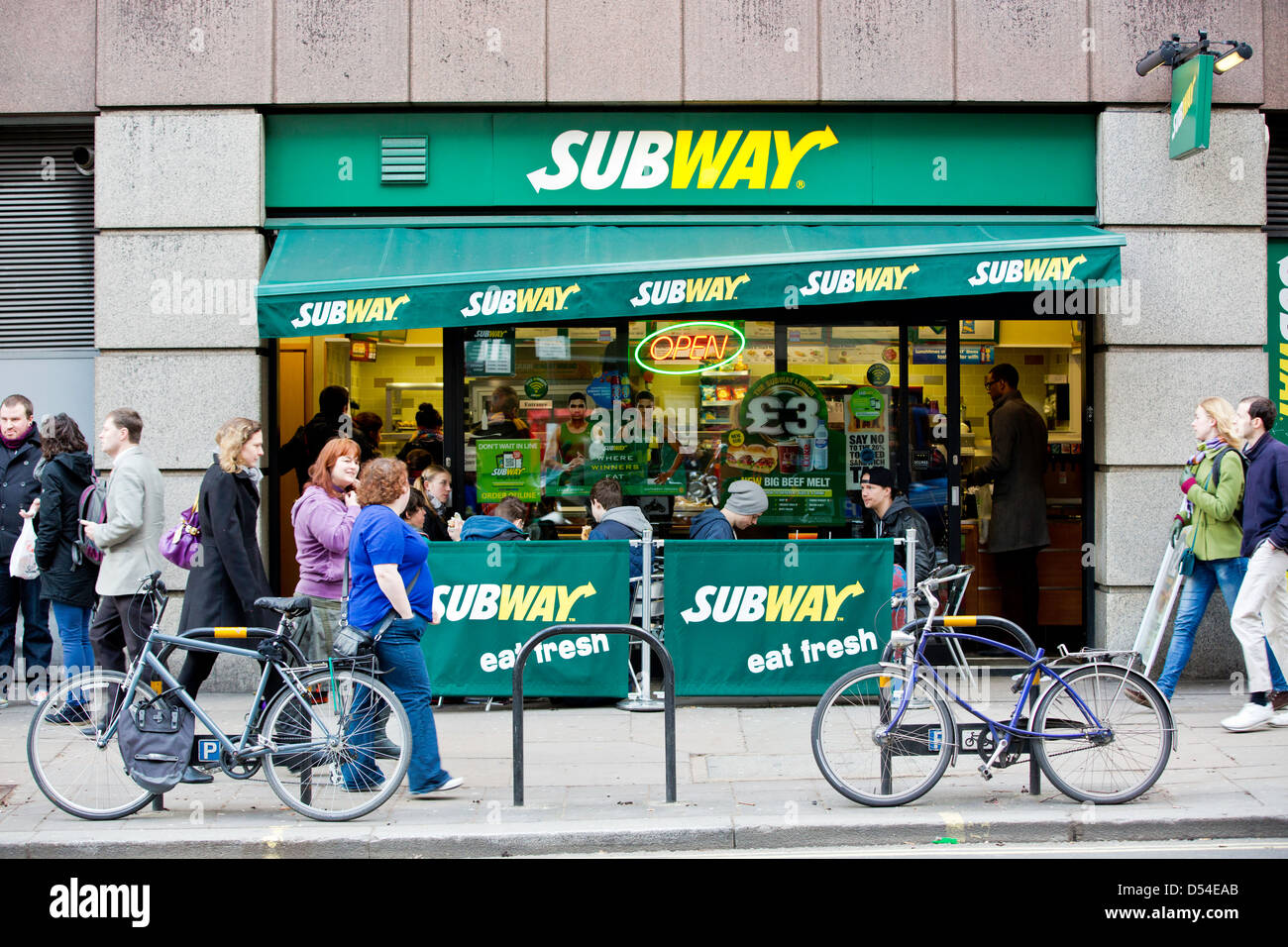 London busy street hi-res stock photography and images - Alamy