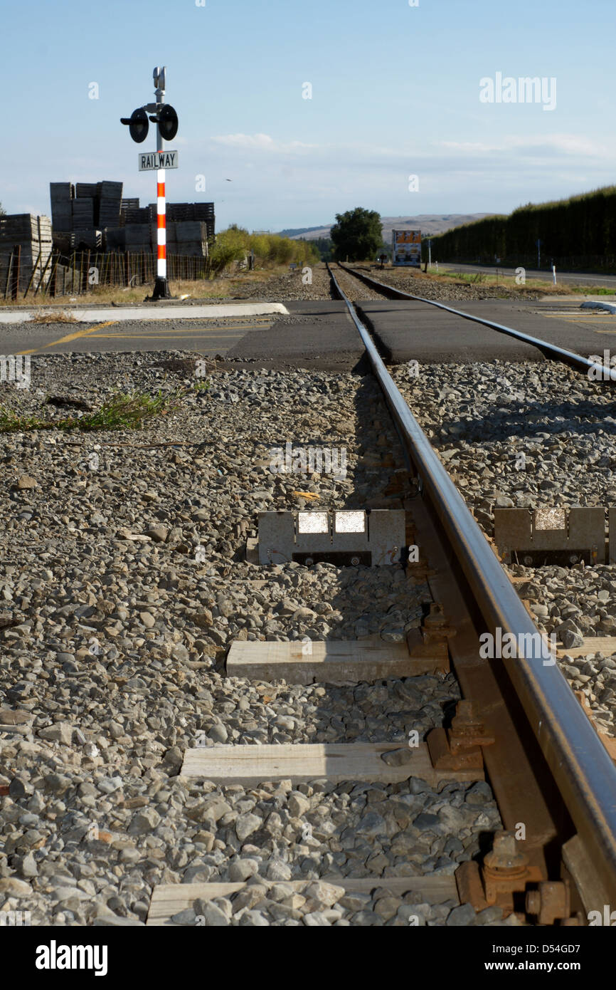 Abandoned railroad crossing sign hi-res stock photography and images ...