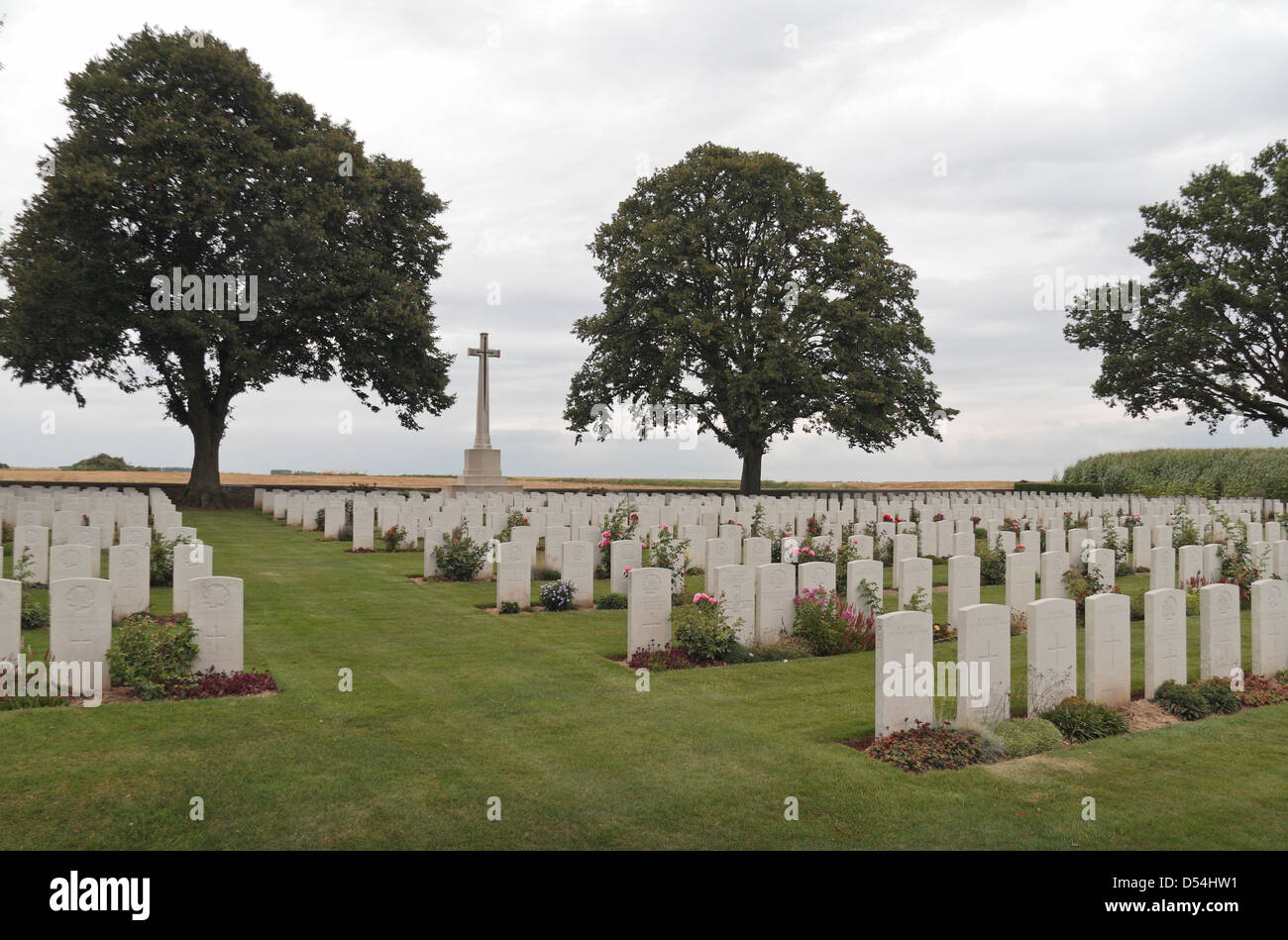 General view of the Cross of Sacrifice and headstones in the ...