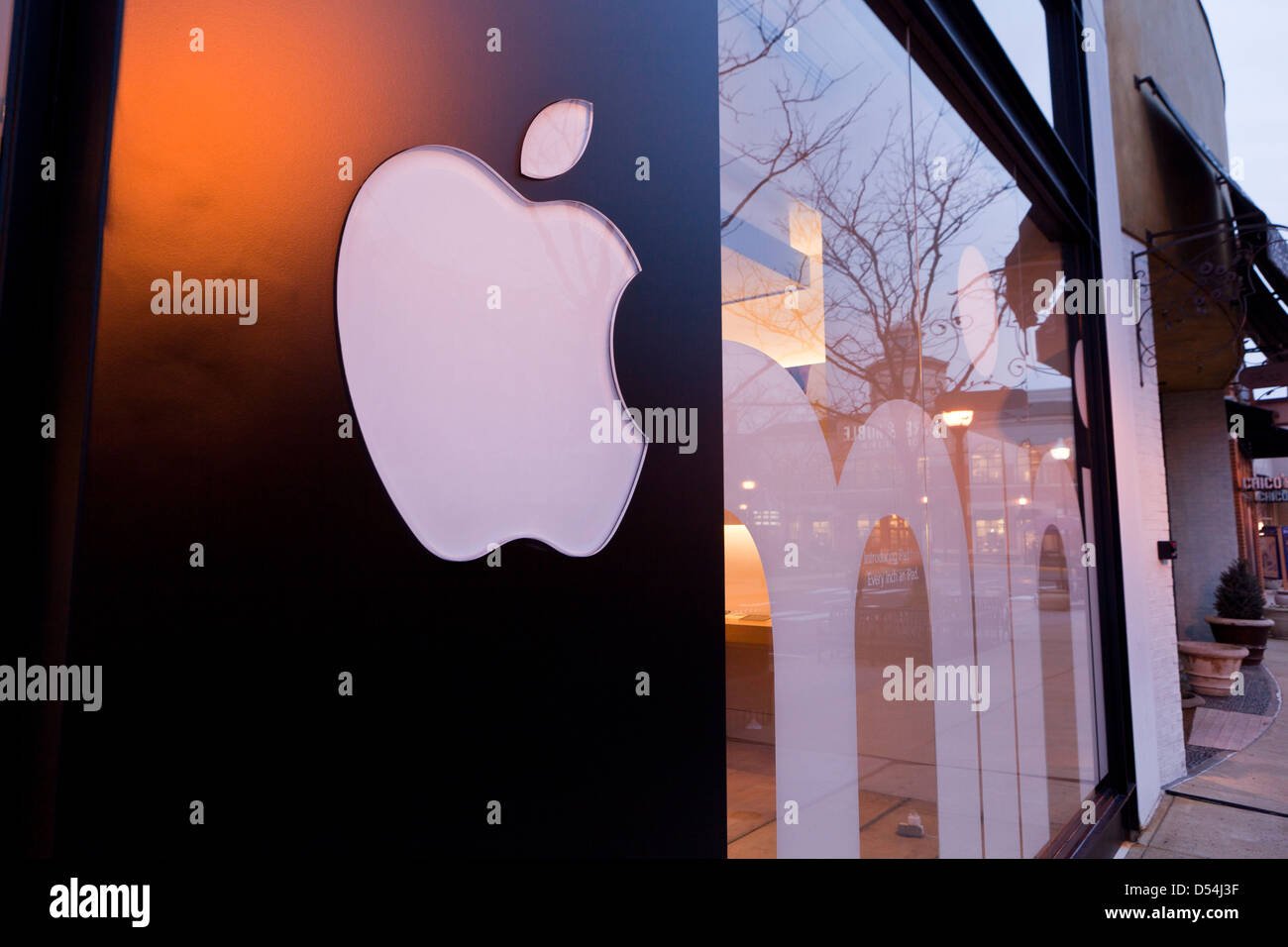 Apple storefront hi-res stock photography and images - Alamy