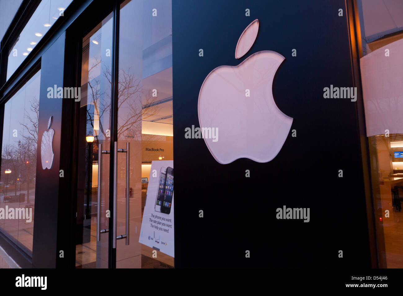 Apple store storefront hi-res stock photography and images - Alamy