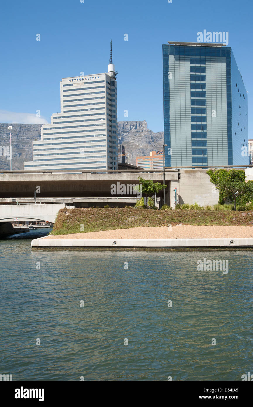 Table Mountain & the Metropolitan building,Westin Hotel & Southern Sun ...