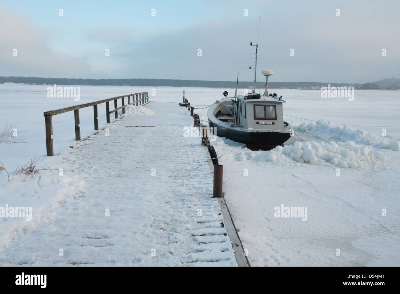 Klein Zicker, Germany, an icy pier in the harbor Stock Photo - Alamy
