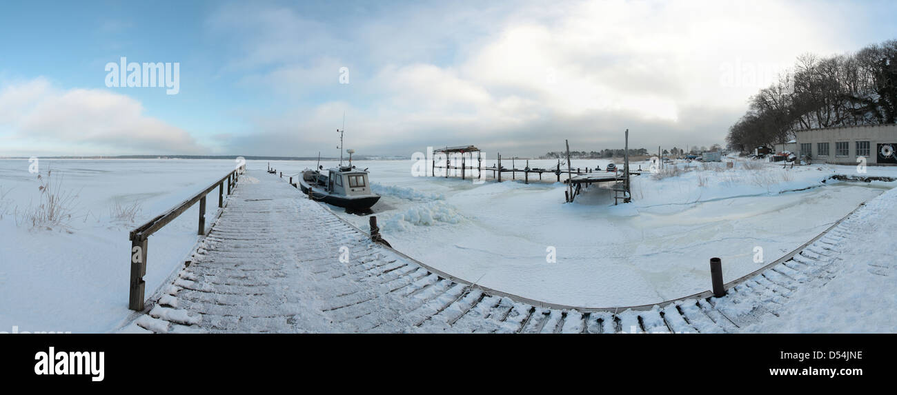 Klein Zicker, Germany, an icy pier in the harbor Stock Photo - Alamy