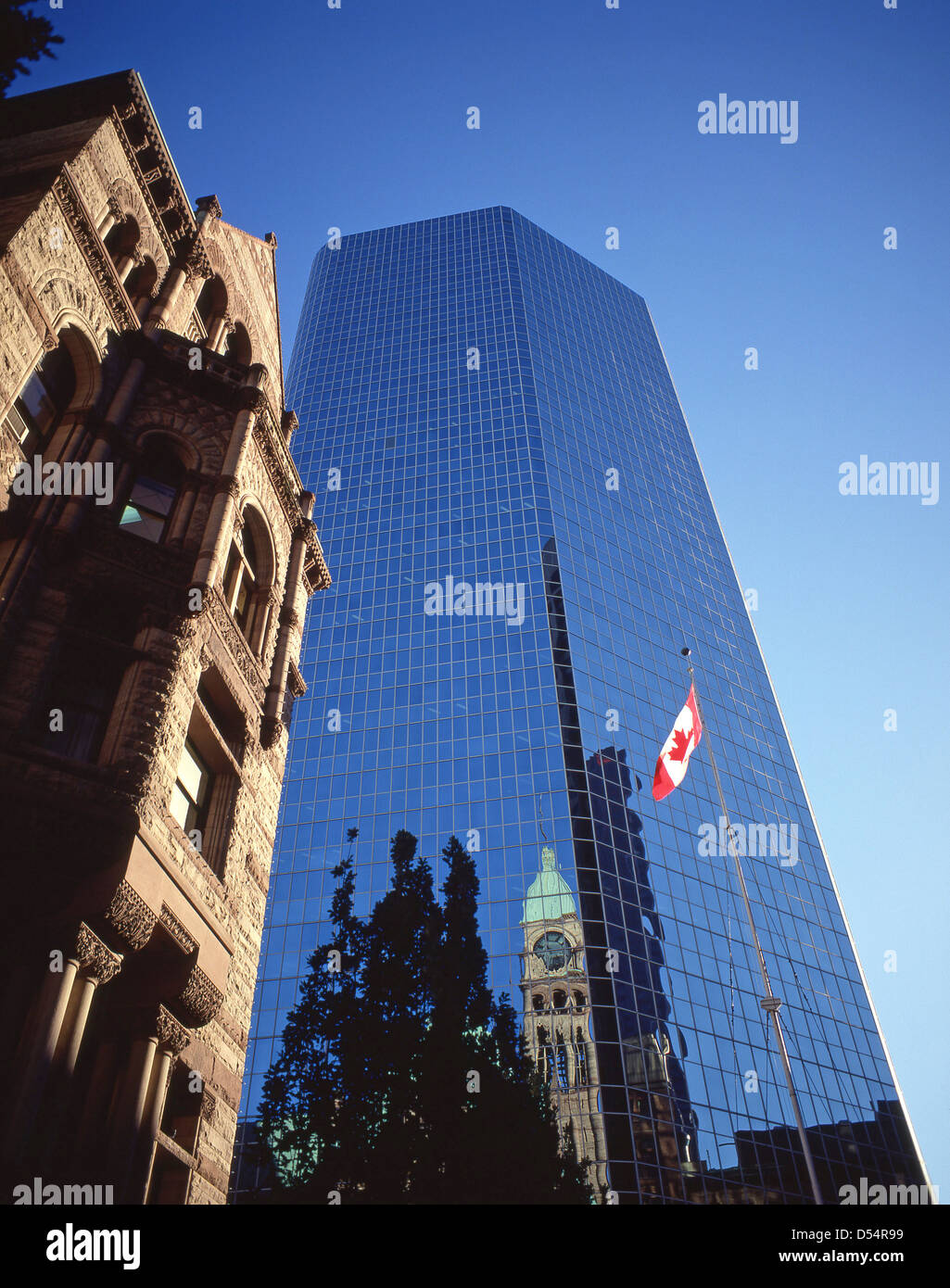 Clock tower of The Centre Block (Édifice du centre) reflected in ...