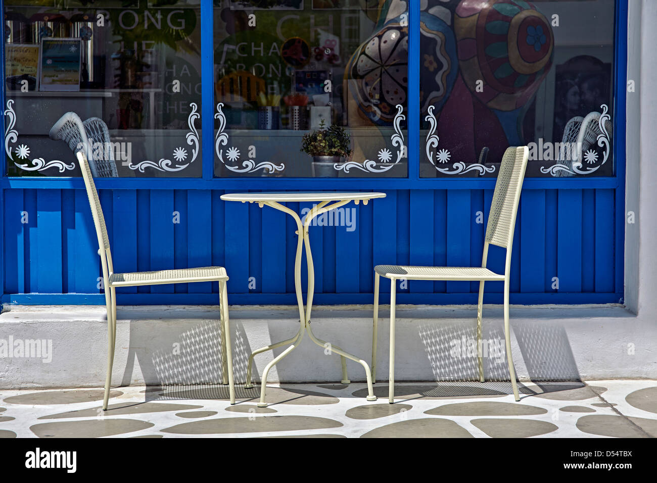 Outside cafe cafes table tables hi-res stock photography and images - Alamy
