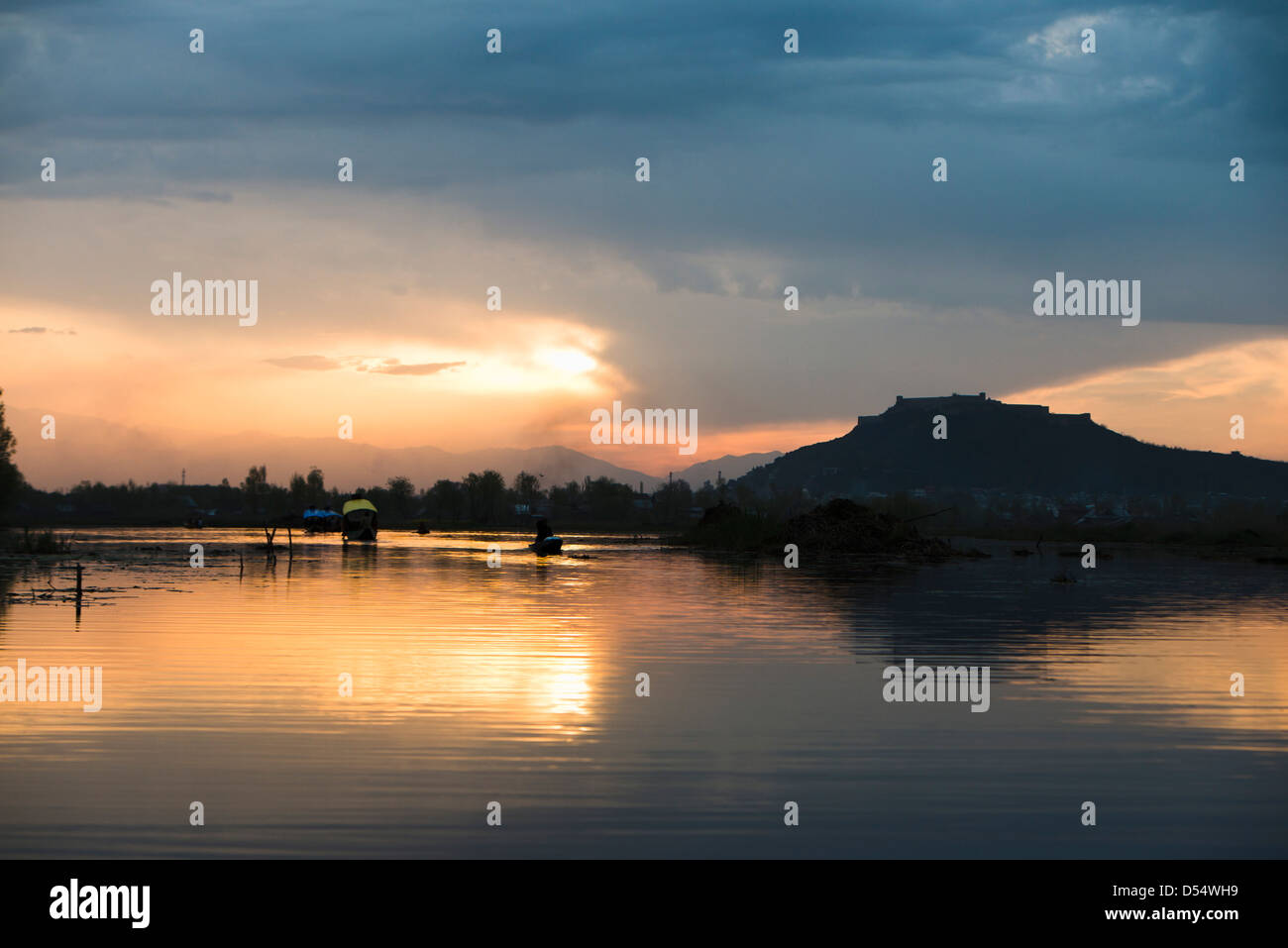 River jhelum kashmir hi-res stock photography and images - Alamy