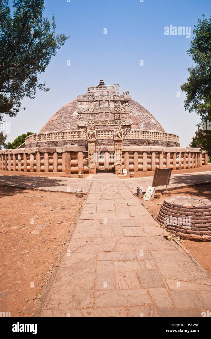 Great Stupa built by Ashoka the Great at Sanchi, Madhya Pradesh, India ...