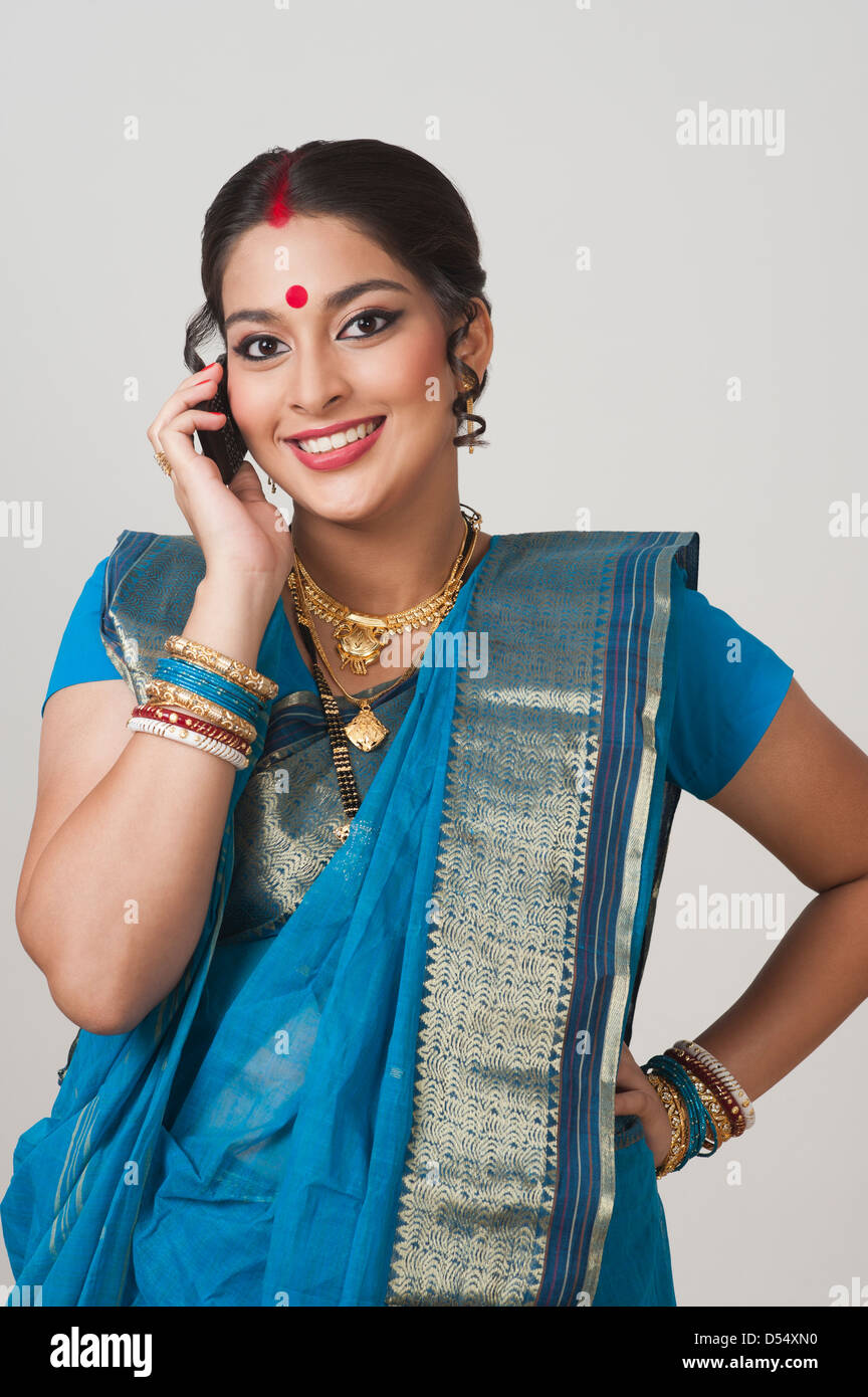 Bengali woman mobile phone hi-res stock photography and images - Alamy