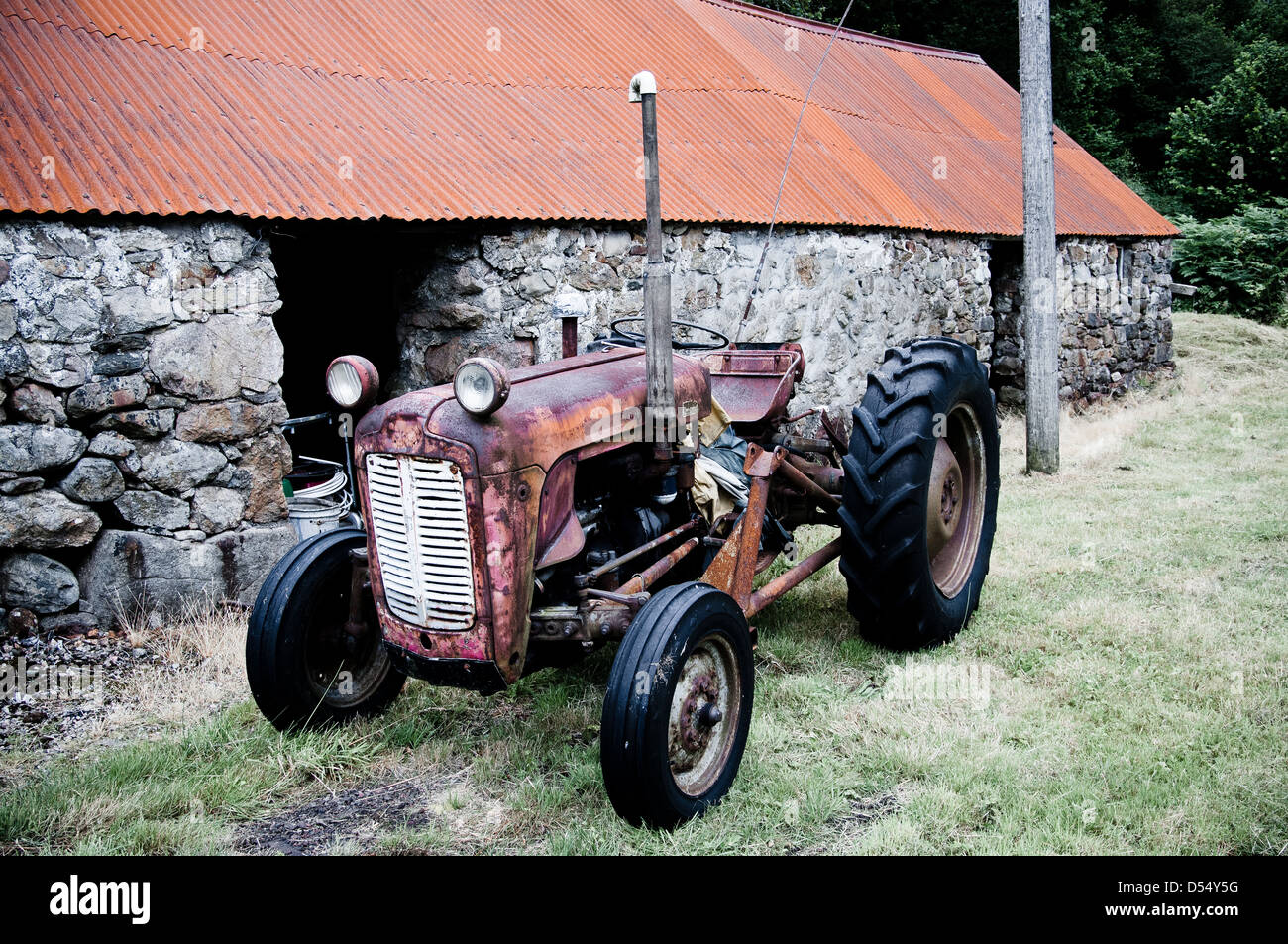 Tractor parked in barn hi-res stock photography and images - Alamy
