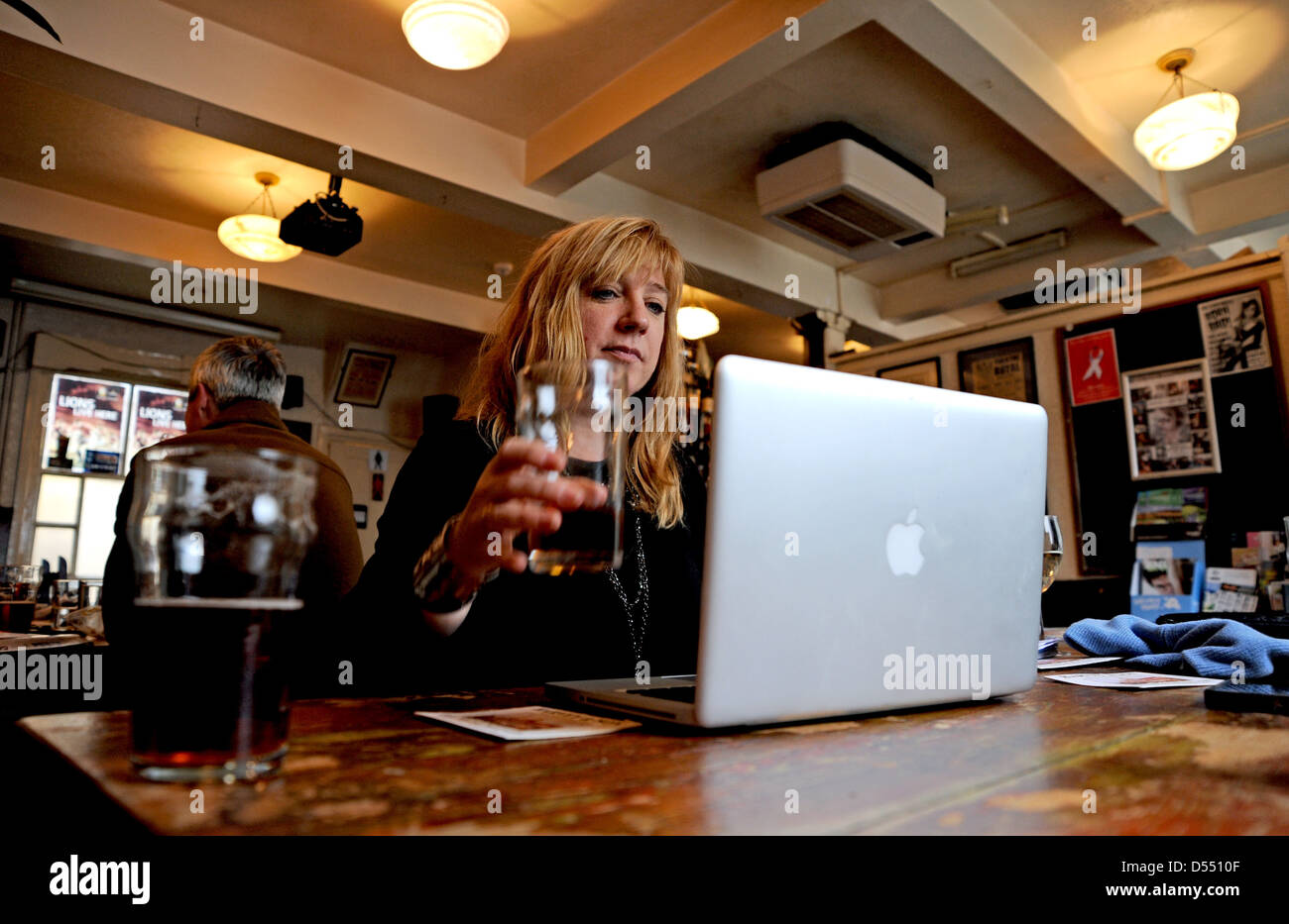 Macbook pro laptops hi-res stock photography and images - Alamy