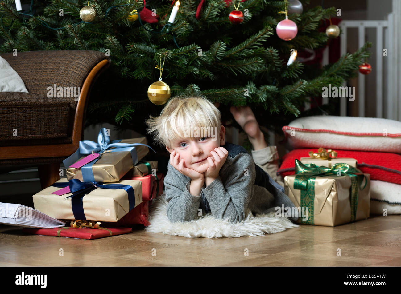 Children lying under tree hi-res stock photography and images - Alamy