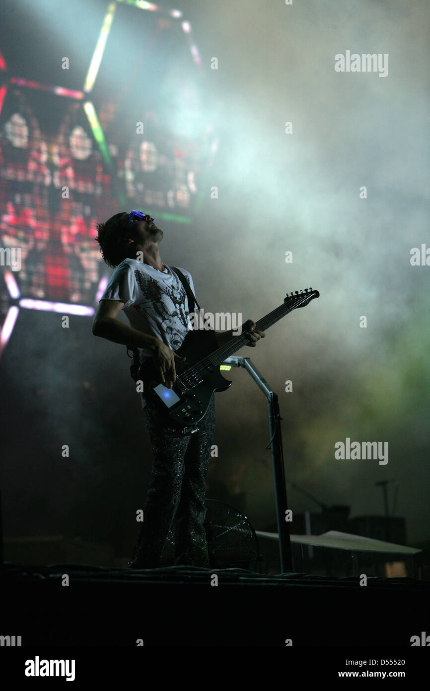 Dominic howard of the rock band muse hi-res stock photography and ...
