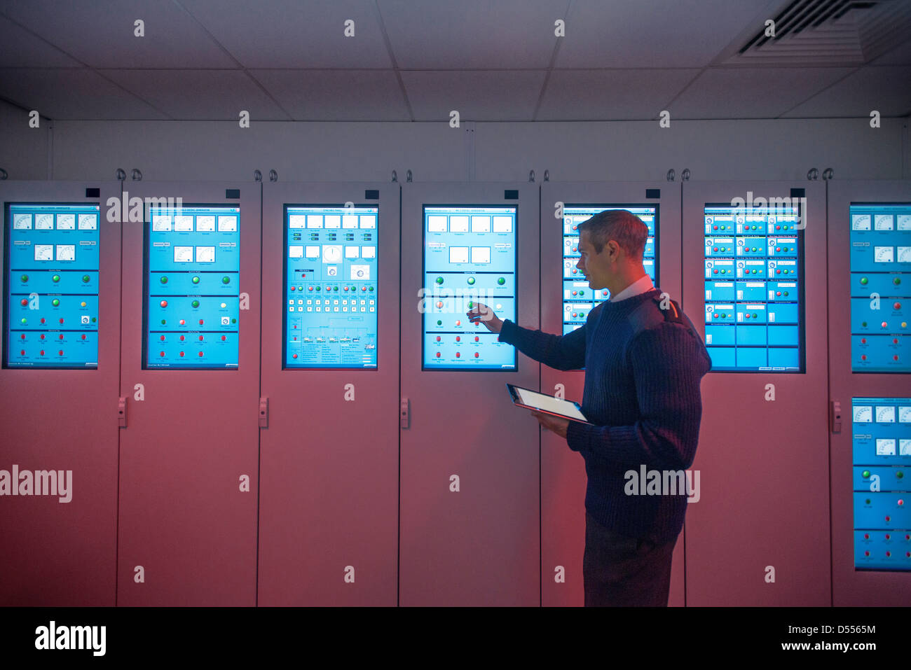 Technology in the engine room hi-res stock photography and images - Alamy