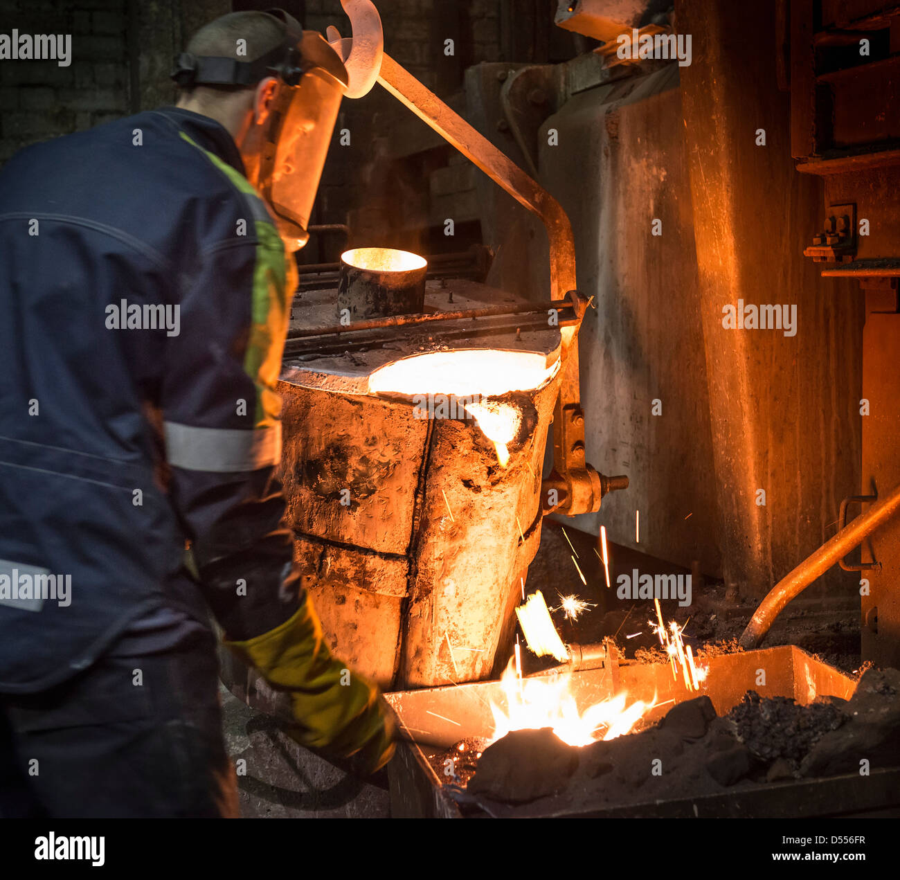 Red hot molten metal hi-res stock photography and images - Alamy