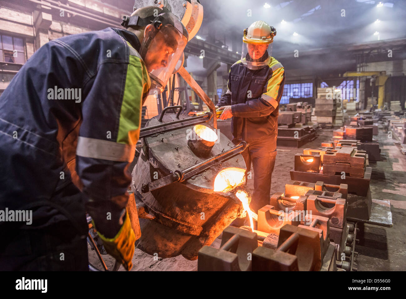 Worker hot metal mold hi-res stock photography and images - Alamy