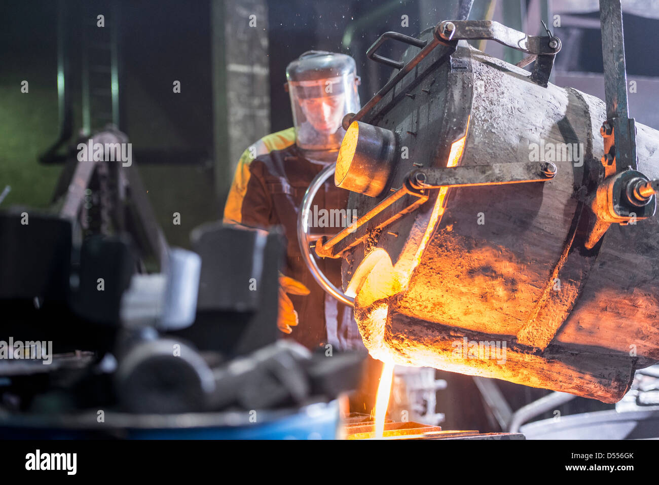 Molten metal pouring hi-res stock photography and images - Alamy
