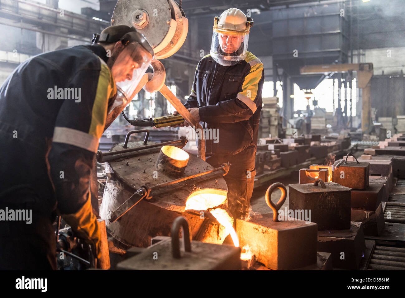 Pouring molten metal hi-res stock photography and images - Alamy