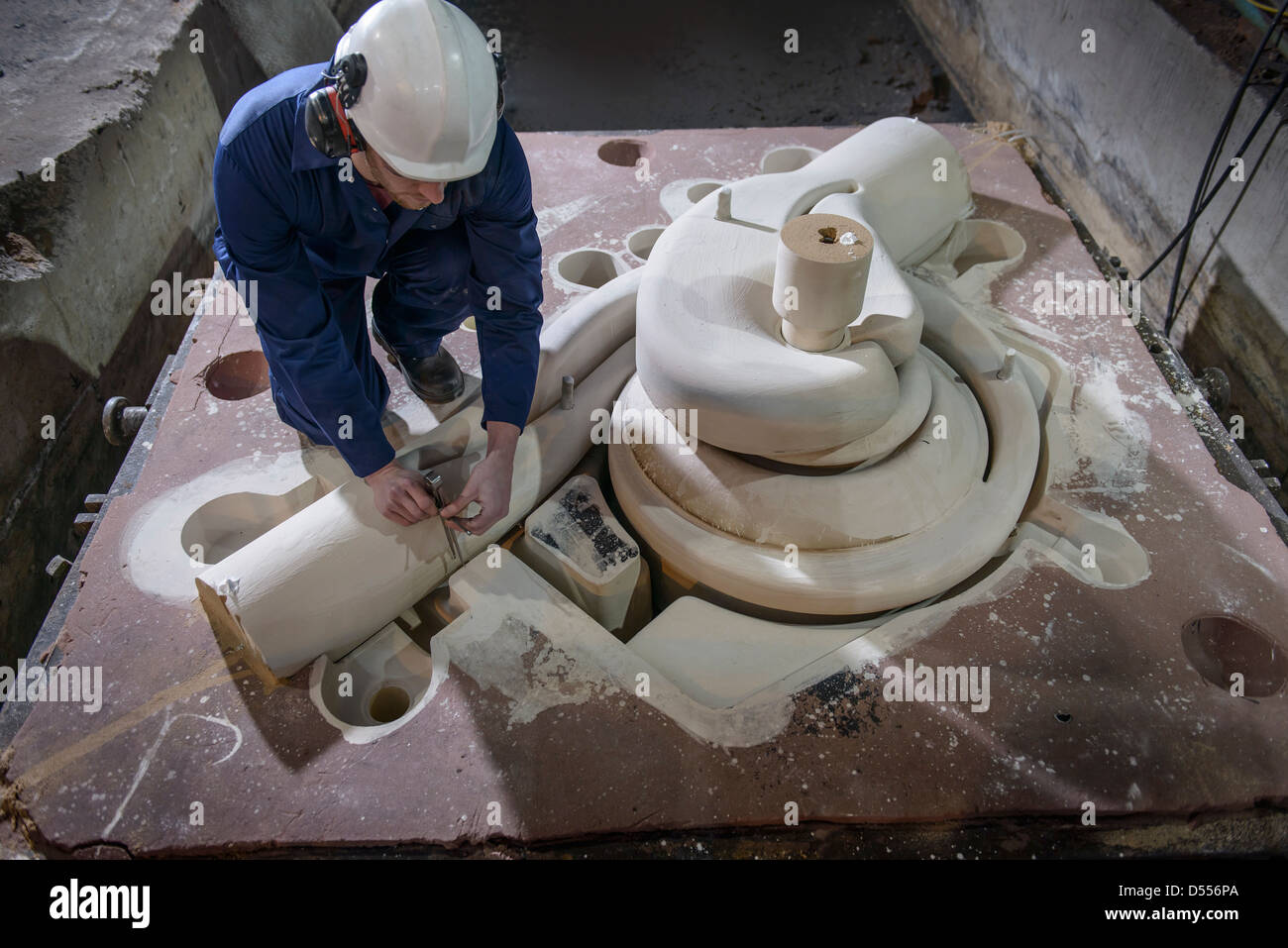 Metal molding worker hi-res stock photography and images - Alamy