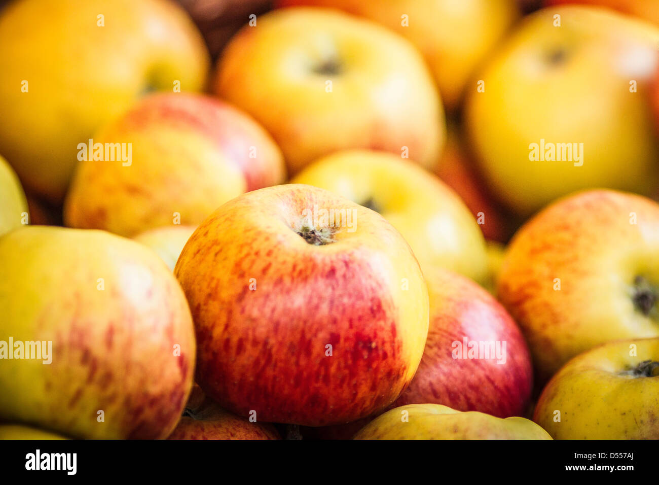 Full frame apple pile hi-res stock photography and images - Alamy