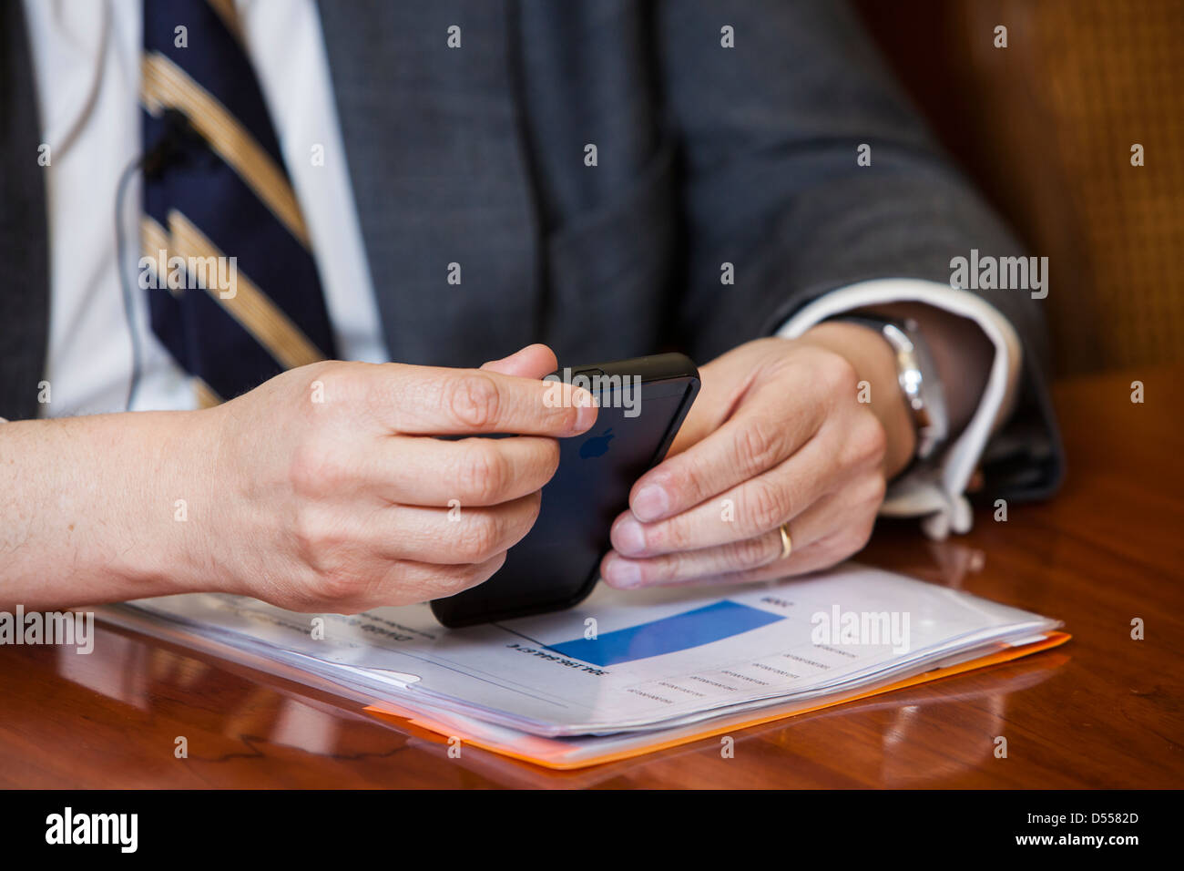 Man using iphone hi-res stock photography and images - Alamy