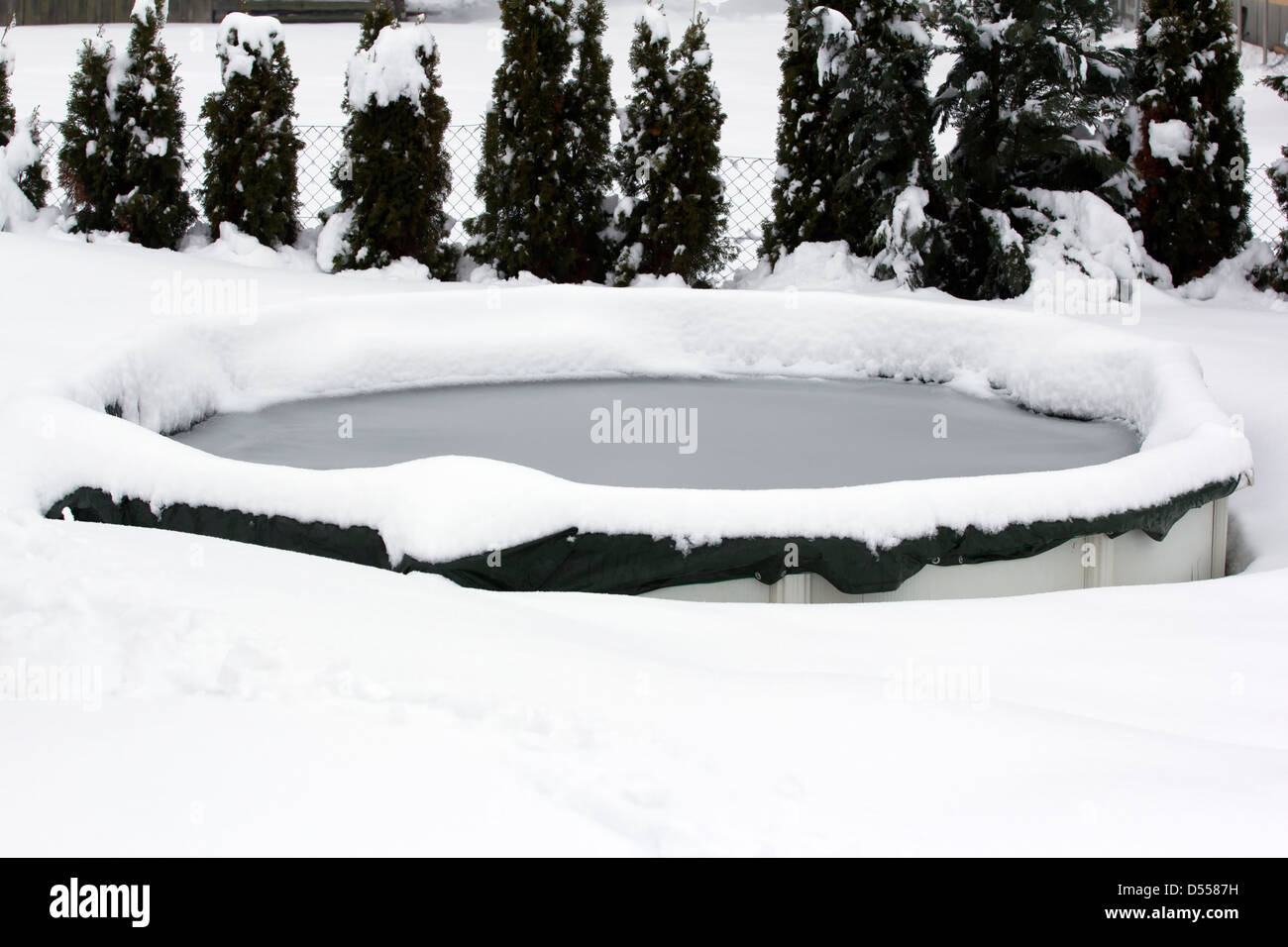 Home pool covered with snow Stock Photo - Alamy