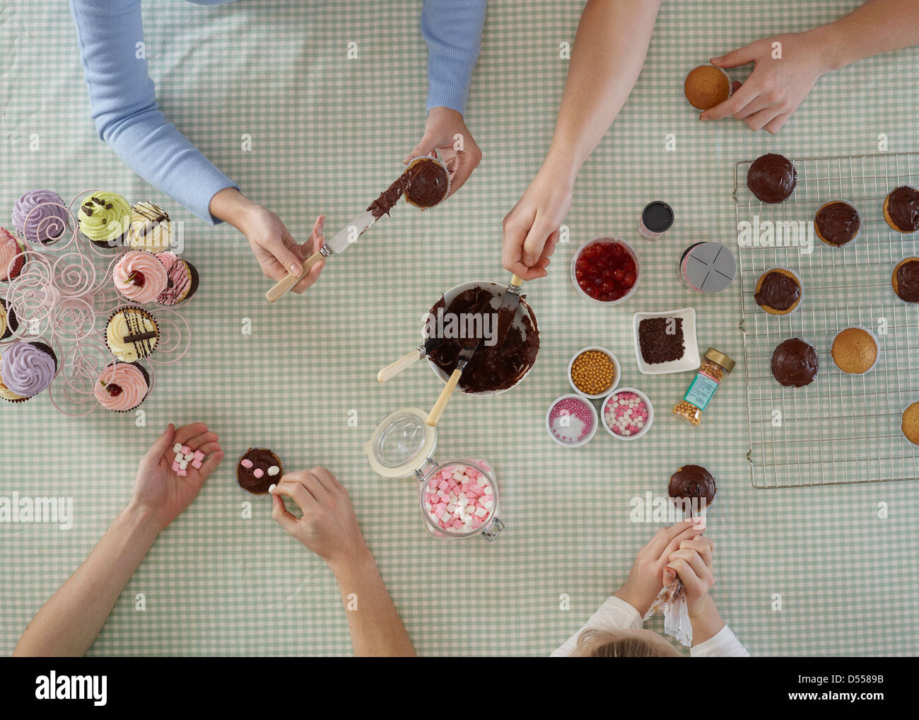 Teenager decorating cakes hi-res stock photography and images - Alamy