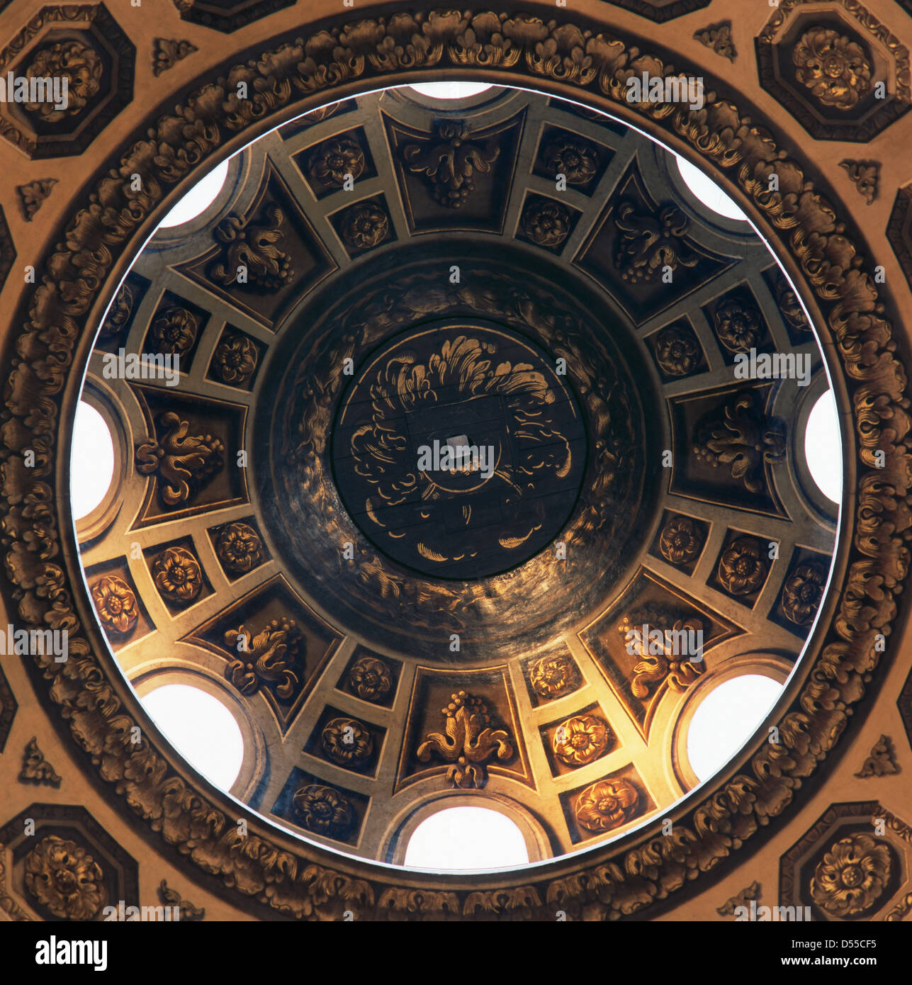 St. paul's cathedral dome interior hi-res stock photography and images ...