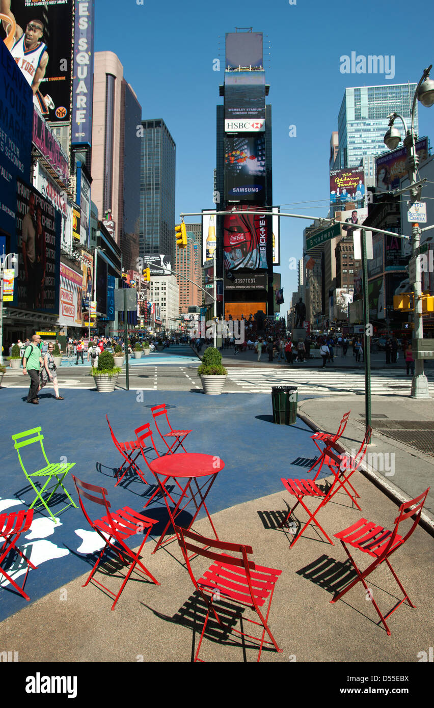 TABLES AND CHAIRS PEDESTRIAN MALL TIMES SQUARE MIDTOWN MANHATTAN NEW ...