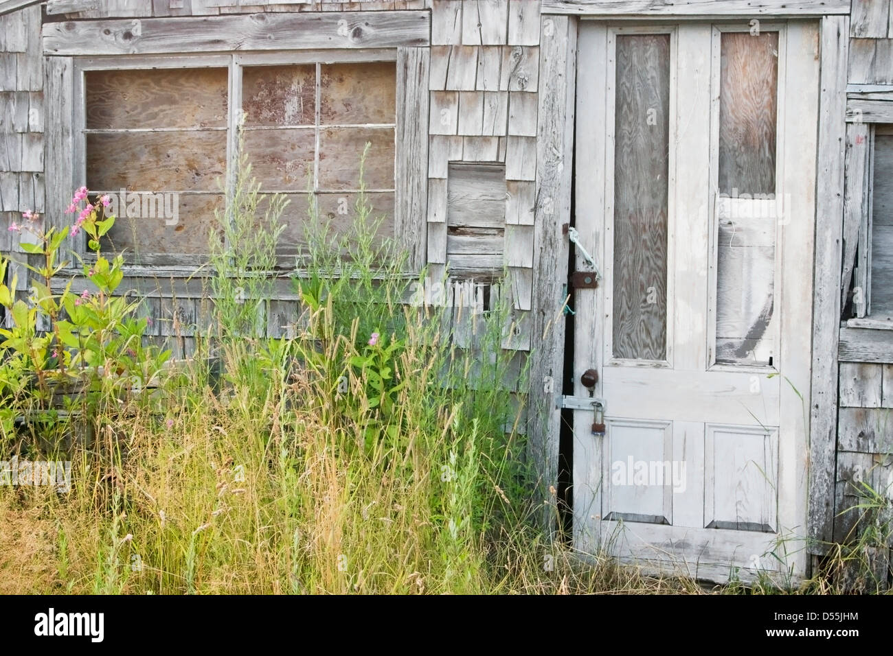 Shingles abandoned hi-res stock photography and images - Alamy