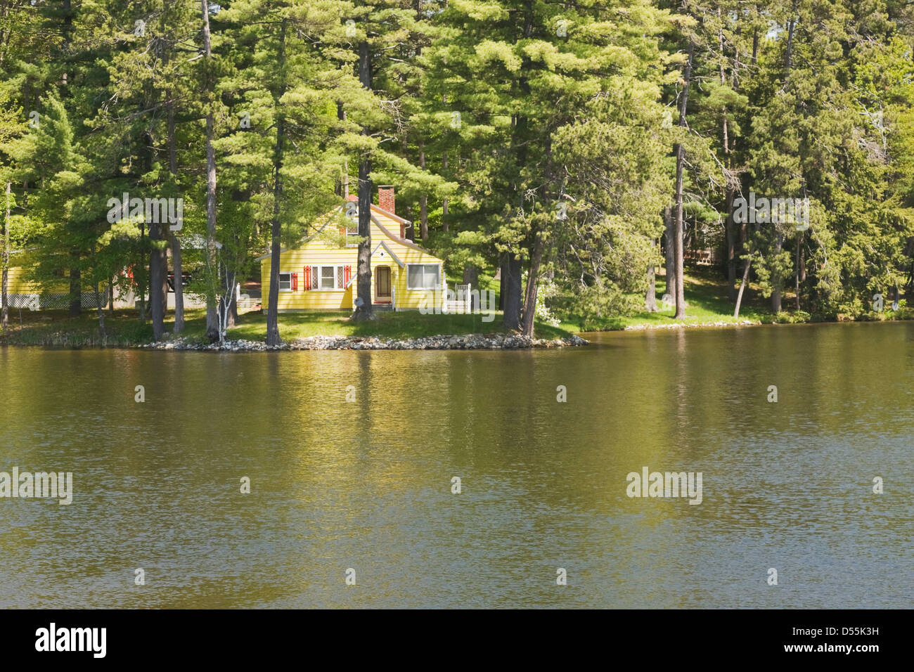 Lake cottage lifestyle hi-res stock photography and images - Alamy