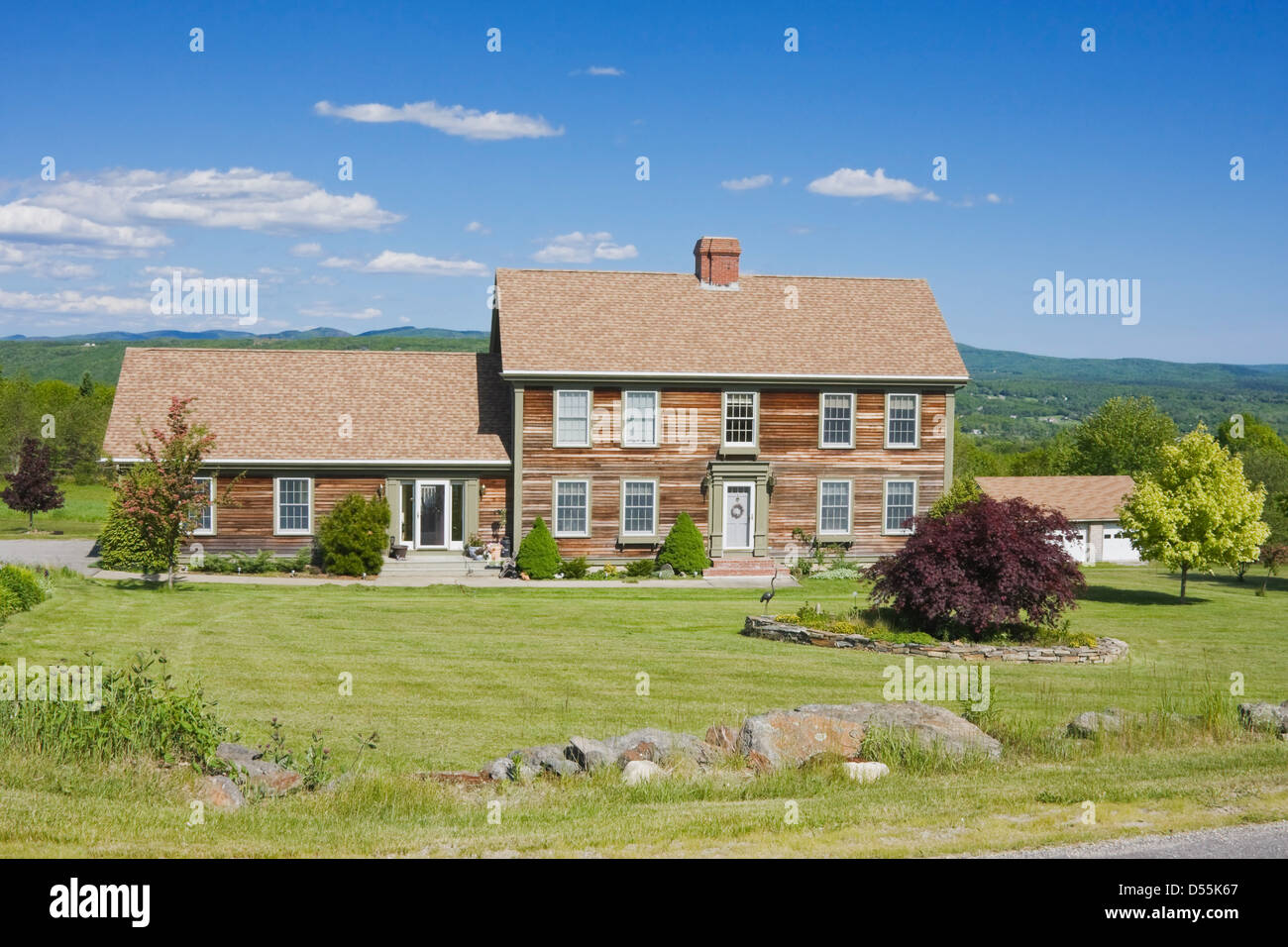 Colonial style home grass hi-res stock photography and images - Alamy