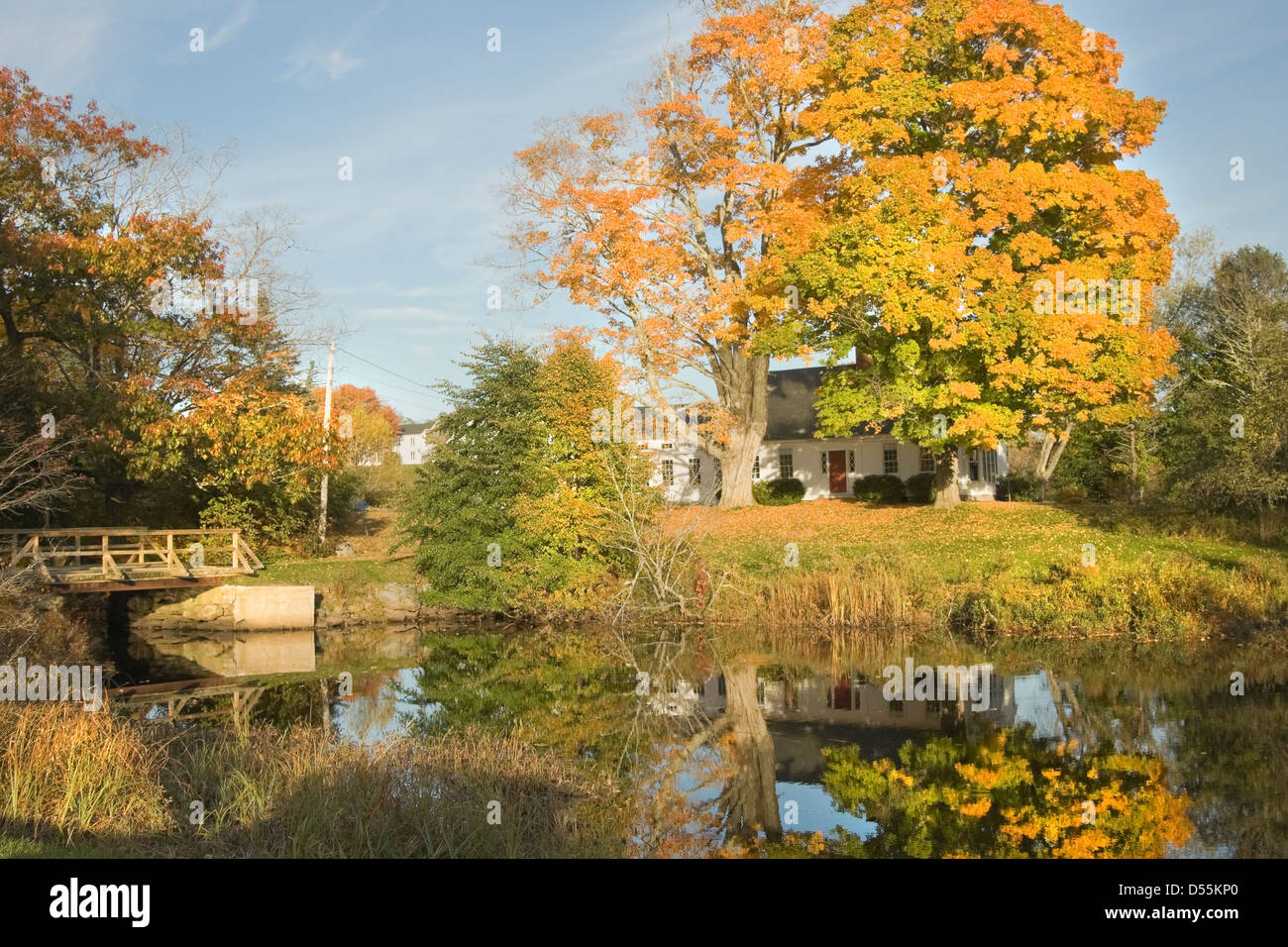 Cape cod style house hi-res stock photography and images - Alamy