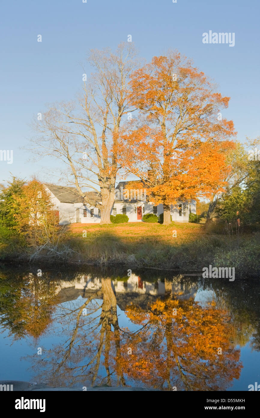 Cape cod style house hi-res stock photography and images - Alamy